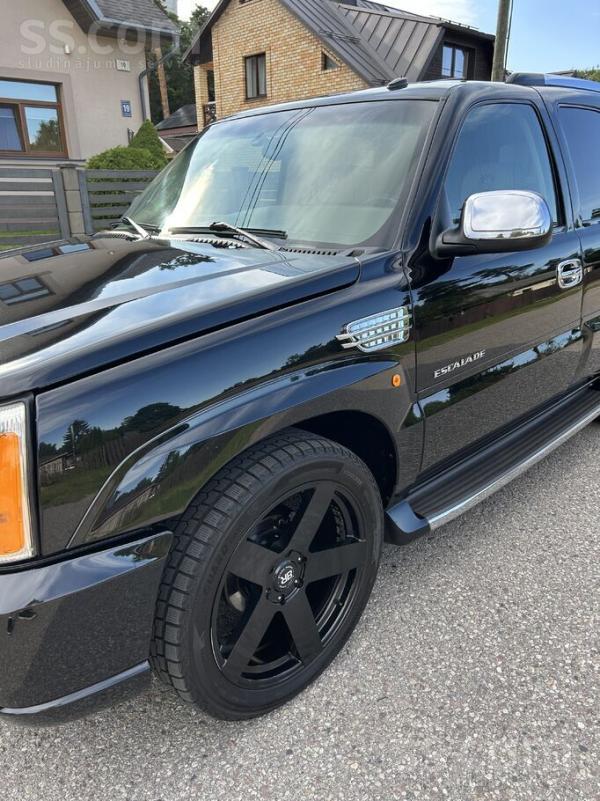 Black Cadillac Escalade 2002 in Riga, with an engine capacity of 6.00 L and mileage of 71 thousand km for 12800 €, photo 6 on AUTOMOTO.COM.LV