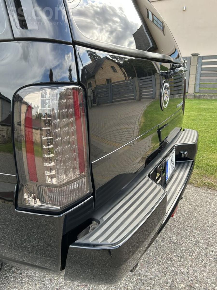 Melns Cadillac Escalade 2002 Rīga, ar dzinēja tilpumu 6.00 L un nobraukumu 71 tūkst. km par 12800 €, foto 10 vietnē AUTOMOTO.COM.LV