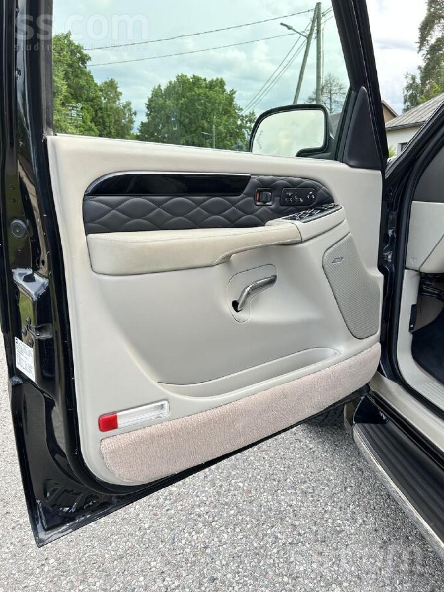 Melns Cadillac Escalade 2002 Rīga, ar dzinēja tilpumu 6.00 L un nobraukumu 71 tūkst. km par 12800 €, foto 14 vietnē AUTOMOTO.COM.LV