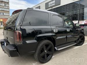 Melns Cadillac Escalade 2002 Rīga, ar dzinēja tilpumu 6.00 L un nobraukumu 71 tūkst. km par 12800 €, foto 23 vietnē AUTOMOTO.COM.LV