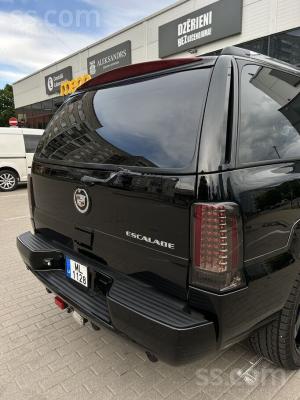 Melns Cadillac Escalade 2002 Rīga, ar dzinēja tilpumu 6.00 L un nobraukumu 71 tūkst. km par 12800 €, foto 24 vietnē AUTOMOTO.COM.LV