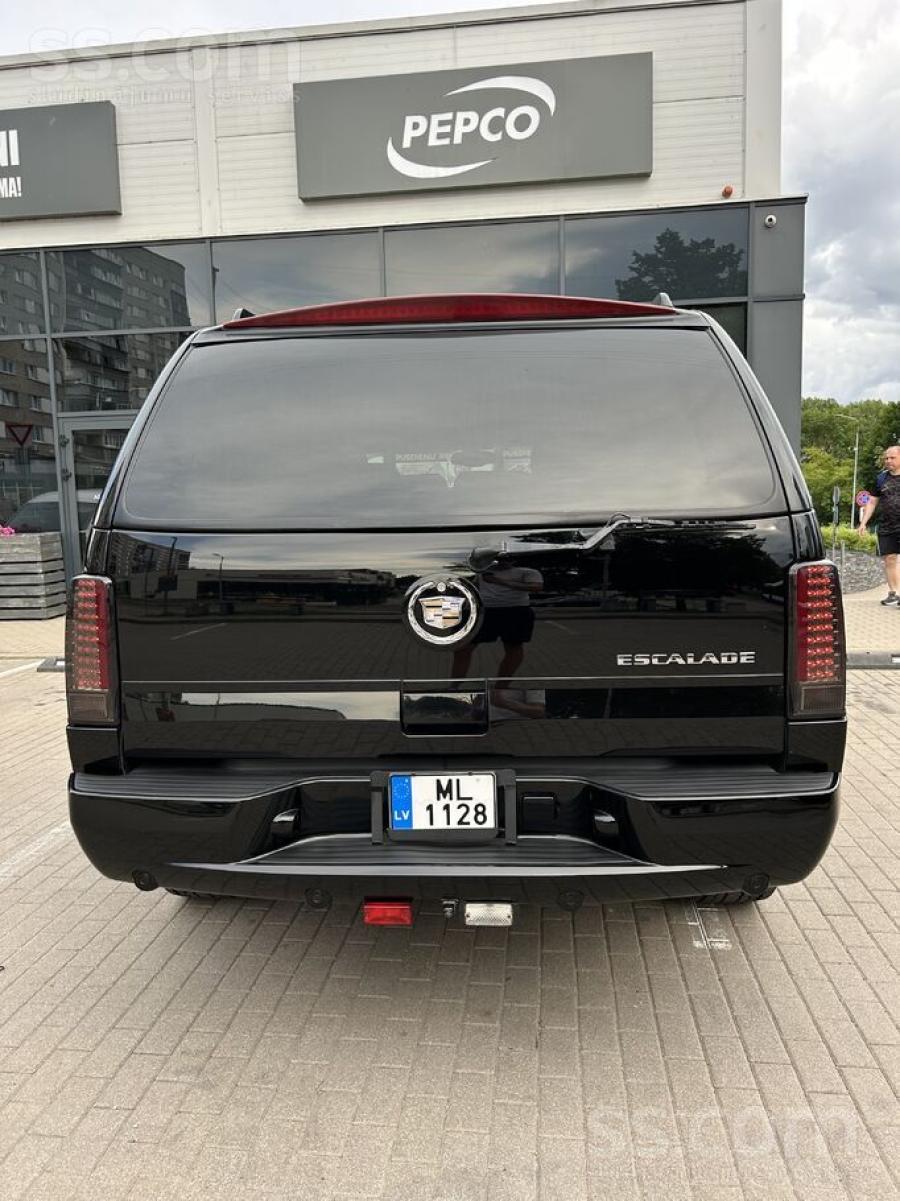 Melns Cadillac Escalade 2002 Rīga, ar dzinēja tilpumu 6.00 L un nobraukumu 71 tūkst. km par 12800 €, foto 25 vietnē AUTOMOTO.COM.LV