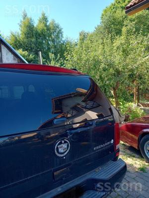 Melns Cadillac Escalade 2005 Rīga, ar dzinēja tilpumu 6.00 L un nobraukumu 319 tūkst. km par 5500 €, foto 4 vietnē AUTOMOTO.COM.LV