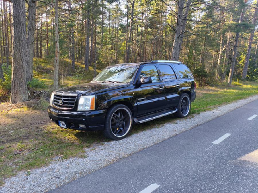 Melns Cadillac Escalade 2005 Keila, ar dzinēja tilpumu 6.00 L un nobraukumu 0 tūkst. km par 6000 €, foto 3 vietnē AUTOMOTO.COM.LV