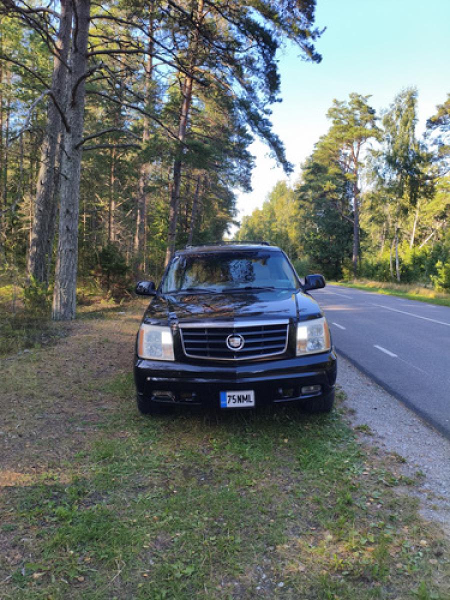 Melns Cadillac Escalade 2005 Keila, ar dzinēja tilpumu 6.00 L un nobraukumu 0 tūkst. km par 6000 €, foto 7 vietnē AUTOMOTO.COM.LV