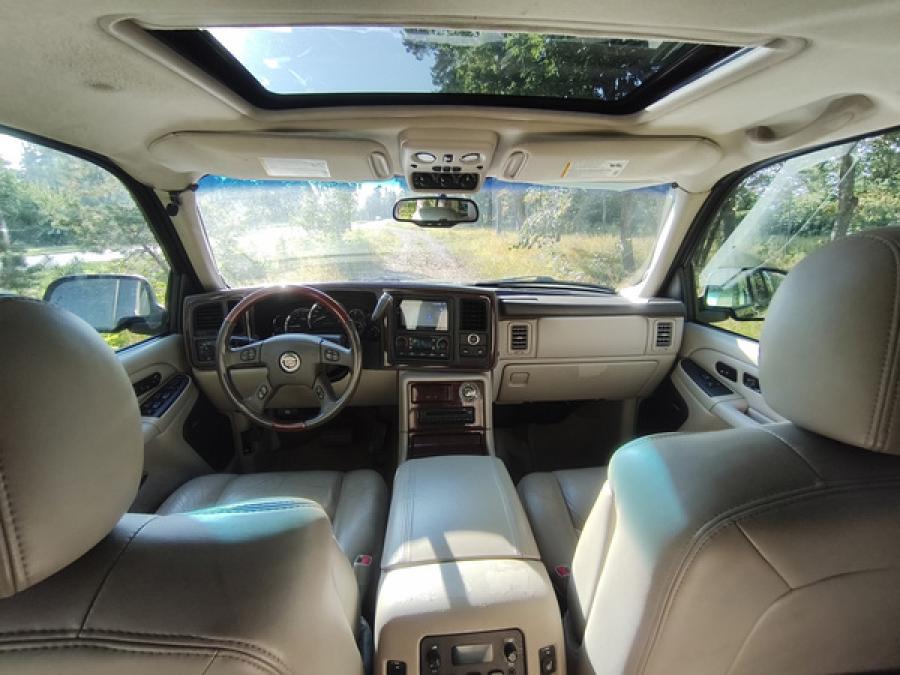 Melns Cadillac Escalade 2005 Keila, ar dzinēja tilpumu 6.00 L un nobraukumu 0 tūkst. km par 6000 €, foto 10 vietnē AUTOMOTO.COM.LV