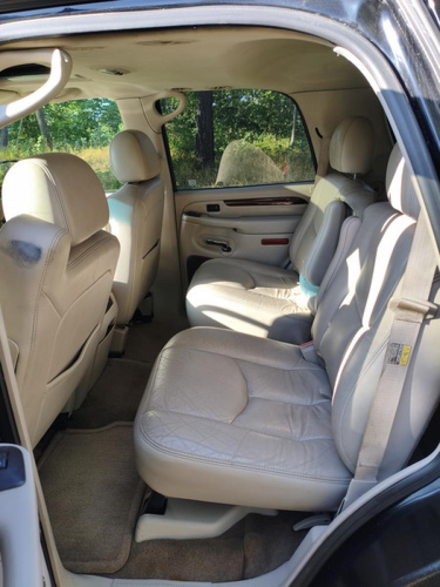 Melns Cadillac Escalade 2005 Keila, ar dzinēja tilpumu 6.00 L un nobraukumu 0 tūkst. km par 6000 €, foto 11 vietnē AUTOMOTO.COM.LV