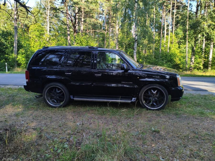 Melns Cadillac Escalade 2005 Keila, ar dzinēja tilpumu 6.00 L un nobraukumu 0 tūkst. km par 6000 €, foto 17 vietnē AUTOMOTO.COM.LV