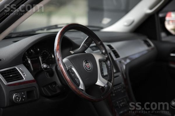 Black Cadillac Escalade 2006 in Jelgava, with an engine capacity of 6.20 L and mileage of 292 thousand km for 10500 €, photo 8 on AUTOMOTO.COM.LV