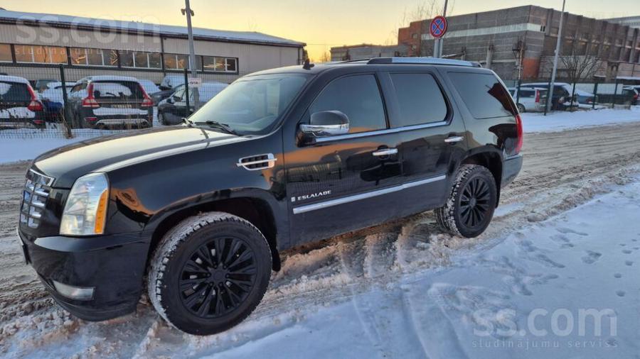 Black Cadillac Escalade 2007 in Riga, with an engine capacity of 6.20 L and mileage of 220 thousand km for 10500 €, photo 1 on AUTOMOTO.COM.LV