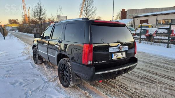 Melns Cadillac Escalade 2007 Rīga, ar dzinēja tilpumu 6.20 L un nobraukumu 220 tūkst. km par 10500 €, foto 3 vietnē AUTOMOTO.COM.LV