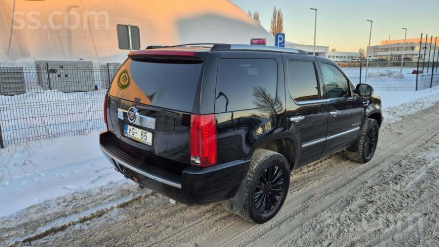 Black Cadillac Escalade 2007 in Riga, with an engine capacity of 6.20 L and mileage of 220 thousand km for 10500 €, photo 4 on AUTOMOTO.COM.LV