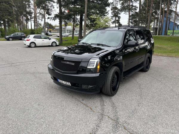 Black Cadillac Escalade 2007 in Tallinn, with an engine capacity of 6.16 L and mileage of 295 thousand km for 14490 €, photo 1 on AUTOMOTO.COM.LV