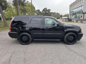 Black Cadillac Escalade 2007 in Tallinn, with an engine capacity of 6.16 L and mileage of 295 thousand km for 14490 €, photo 3 on AUTOMOTO.COM.LV