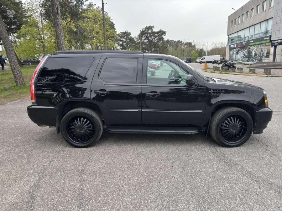 Black Cadillac Escalade 2007 in Tallinn, with an engine capacity of 6.16 L and mileage of 295 thousand km for 14490 €, photo 3 on AUTOMOTO.COM.LV