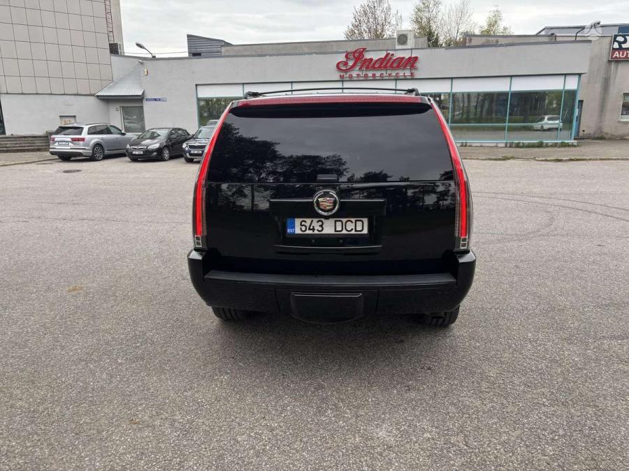 Black Cadillac Escalade 2007 in Tallinn, with an engine capacity of 6.16 L and mileage of 295 thousand km for 14490 €, photo 4 on AUTOMOTO.COM.LV