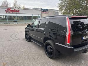 Black Cadillac Escalade 2007 in Tallinn, with an engine capacity of 6.16 L and mileage of 295 thousand km for 14490 €, photo 5 on AUTOMOTO.COM.LV