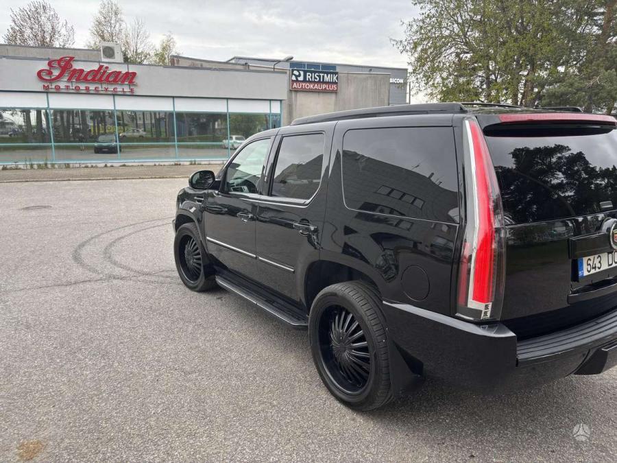 Black Cadillac Escalade 2007 in Tallinn, with an engine capacity of 6.16 L and mileage of 295 thousand km for 14490 €, photo 5 on AUTOMOTO.COM.LV