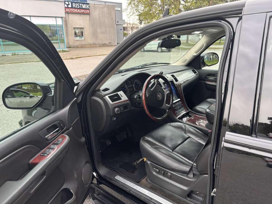 Black Cadillac Escalade 2007 in Tallinn, with an engine capacity of 6.16 L and mileage of 295 thousand km for 14490 €, photo 6 on AUTOMOTO.COM.LV