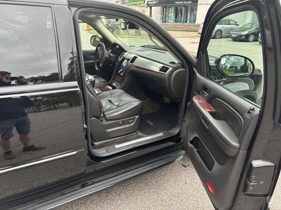 Black Cadillac Escalade 2007 in Tallinn, with an engine capacity of 6.16 L and mileage of 295 thousand km for 14490 €, photo 8 on AUTOMOTO.COM.LV