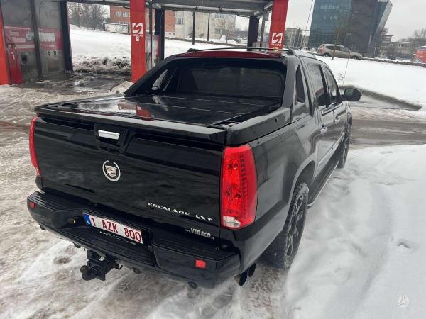 Melns Cadillac Escalade 2007 Alīta, ar dzinēja tilpumu 6.20 L un nobraukumu 190 tūkst. km par 14999 €, foto 6 vietnē AUTOMOTO.COM.LV