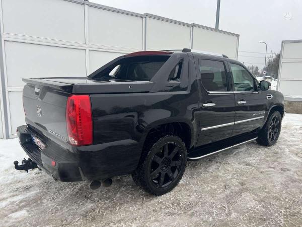 Melns Cadillac Escalade 2007 Alīta, ar dzinēja tilpumu 6.20 L un nobraukumu 190 tūkst. km par 14999 €, foto 11 vietnē AUTOMOTO.COM.LV