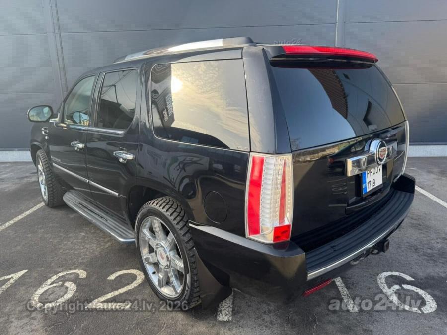 Melns Cadillac Escalade 2007 Tallina, ar dzinēja tilpumu 6.20 L un nobraukumu 155 tūkst. km par 18900 €, foto 3 vietnē AUTOMOTO.COM.LV