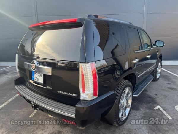 Melns Cadillac Escalade 2007 Tallina, ar dzinēja tilpumu 6.20 L un nobraukumu 155 tūkst. km par 18900 €, foto 4 vietnē AUTOMOTO.COM.LV