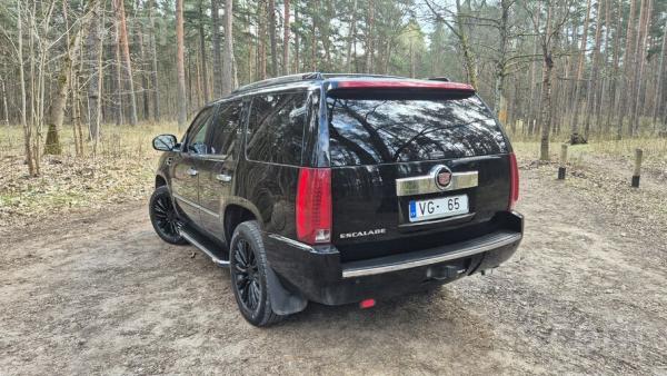 Melns Cadillac Escalade 2007 Rīga, ar dzinēja tilpumu 6.20 L un nobraukumu 220 tūkst. km par 9800 €, foto 3 vietnē AUTOMOTO.COM.LV