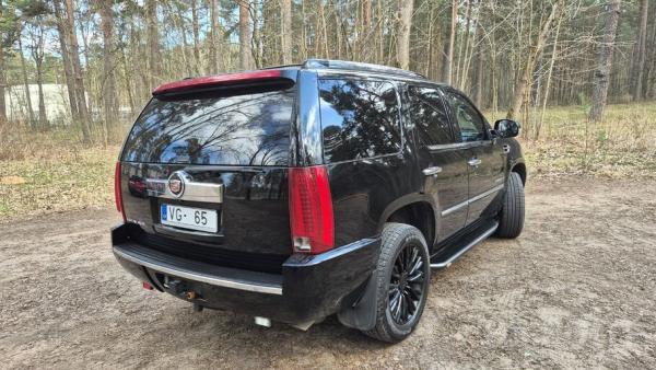 Melns Cadillac Escalade 2007 Rīga, ar dzinēja tilpumu 6.20 L un nobraukumu 220 tūkst. km par 9800 €, foto 4 vietnē AUTOMOTO.COM.LV