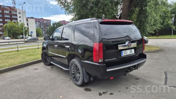 Melns Cadillac Escalade 2007 Rīga, ar dzinēja tilpumu 6.20 L un nobraukumu 223 tūkst. km par 9700 €, foto 5 vietnē AUTOMOTO.COM.LV