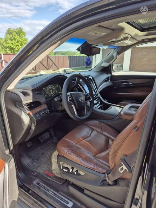 Melns Cadillac Escalade 2015 Viļņa, ar dzinēja tilpumu 6.16 L un nobraukumu 266 tūkst. km par 20999 €, foto 4 vietnē AUTOMOTO.COM.LV