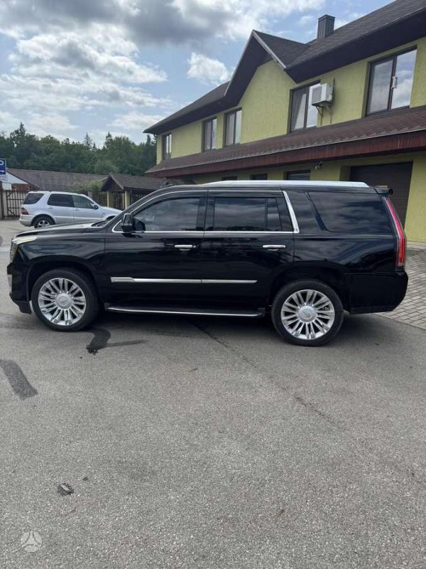 Black Cadillac Escalade 2017 in Alytus, with an engine capacity of 6.16 L and mileage of 208 thousand km for 30000 €, photo 3 on AUTOMOTO.COM.LV