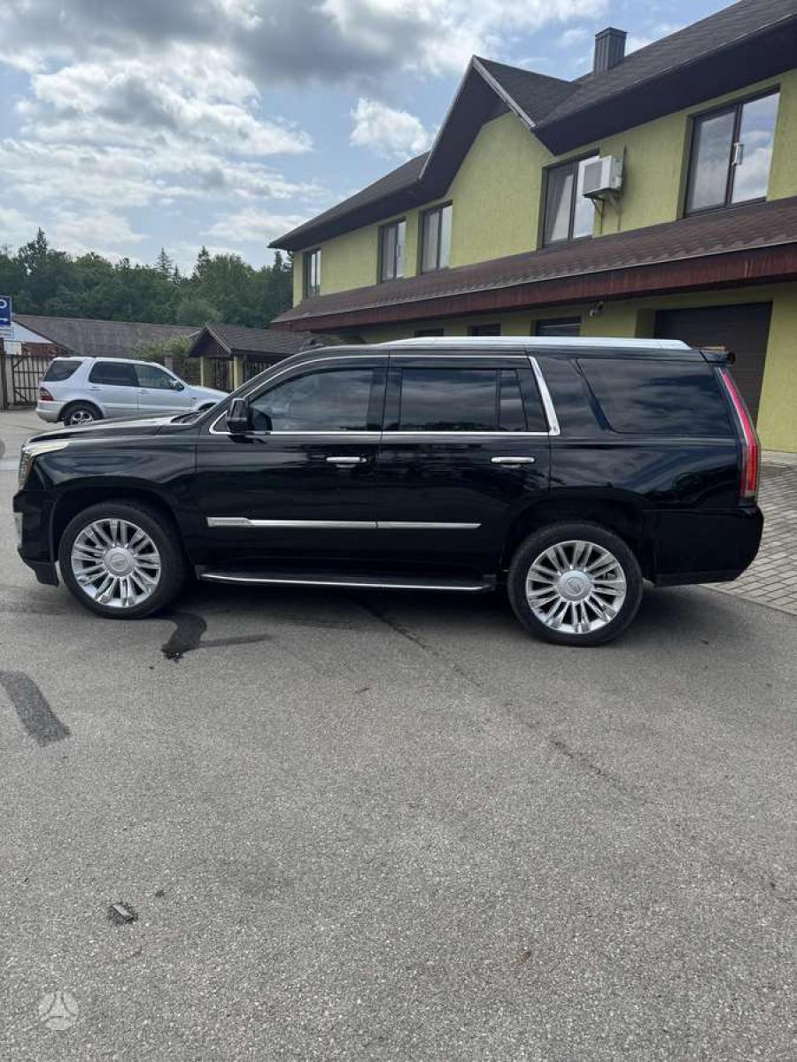 Melns Cadillac Escalade 2017 Alīta, ar dzinēja tilpumu 6.16 L un nobraukumu 208 tūkst. km par 30000 €, foto 3 vietnē AUTOMOTO.COM.LV