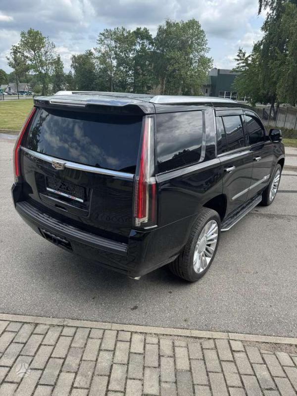 Black Cadillac Escalade 2017 in Alytus, with an engine capacity of 6.16 L and mileage of 208 thousand km for 30000 €, photo 6 on AUTOMOTO.COM.LV