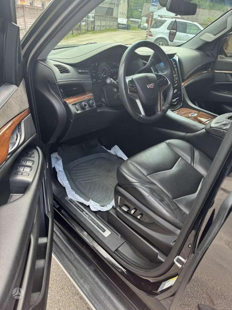 Melns Cadillac Escalade 2017 Alīta, ar dzinēja tilpumu 6.16 L un nobraukumu 208 tūkst. km par 30000 €, foto 7 vietnē AUTOMOTO.COM.LV