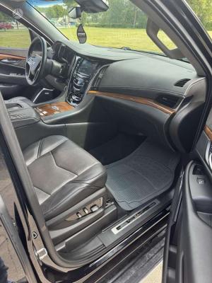 Melns Cadillac Escalade 2017 Alīta, ar dzinēja tilpumu 6.16 L un nobraukumu 208 tūkst. km par 30000 €, foto 8 vietnē AUTOMOTO.COM.LV