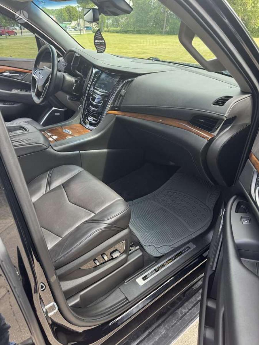 Melns Cadillac Escalade 2017 Alīta, ar dzinēja tilpumu 6.16 L un nobraukumu 208 tūkst. km par 30000 €, foto 8 vietnē AUTOMOTO.COM.LV