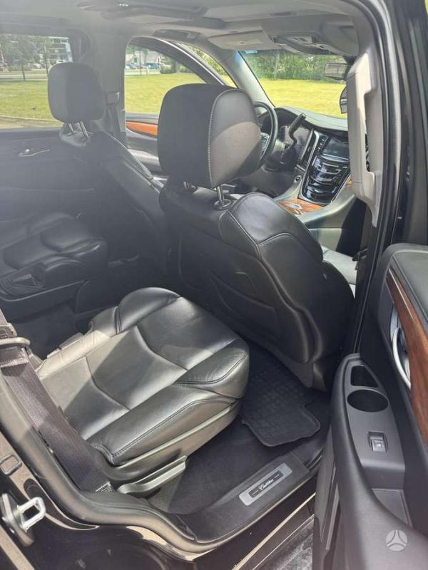 Black Cadillac Escalade 2017 in Alytus, with an engine capacity of 6.16 L and mileage of 208 thousand km for 30000 €, photo 9 on AUTOMOTO.COM.LV