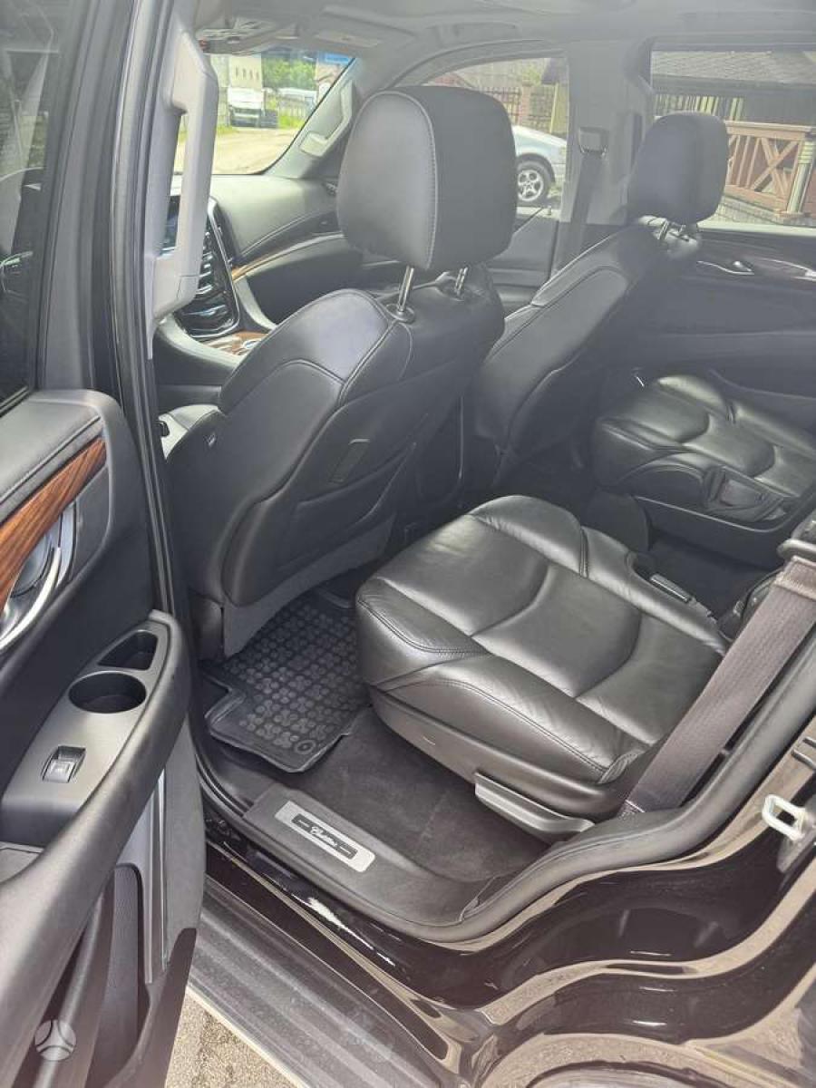 Melns Cadillac Escalade 2017 Alīta, ar dzinēja tilpumu 6.16 L un nobraukumu 208 tūkst. km par 30000 €, foto 10 vietnē AUTOMOTO.COM.LV