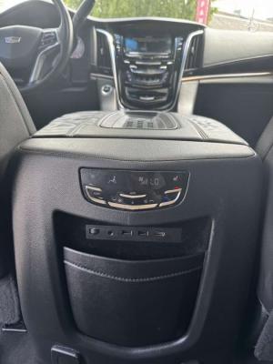 Melns Cadillac Escalade 2017 Alīta, ar dzinēja tilpumu 6.16 L un nobraukumu 208 tūkst. km par 30000 €, foto 13 vietnē AUTOMOTO.COM.LV