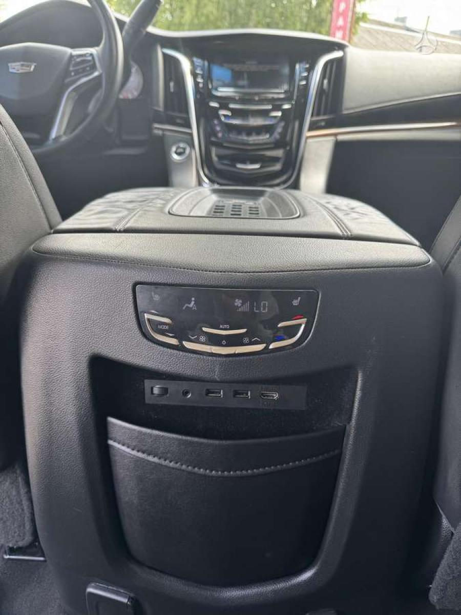 Melns Cadillac Escalade 2017 Alīta, ar dzinēja tilpumu 6.16 L un nobraukumu 208 tūkst. km par 30000 €, foto 13 vietnē AUTOMOTO.COM.LV