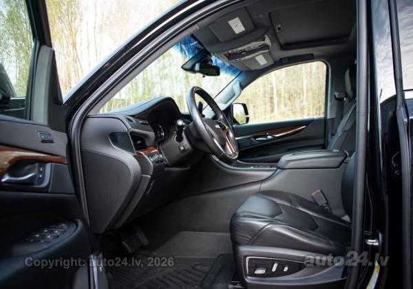 Black Cadillac Escalade 2018 in Tallinn, with an engine capacity of 6.20 L and mileage of 172 thousand km for 37500 €, photo 7 on AUTOMOTO.COM.LV
