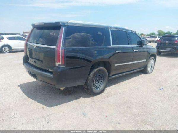 Black Cadillac Escalade 2018 in Vilnius, with an engine capacity of 6.16 L and mileage of 313 thousand km for 13999 €, photo 5 on AUTOMOTO.COM.LV
