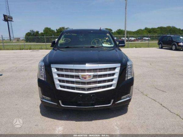 Melns Cadillac Escalade 2019 Viļņa, ar dzinēja tilpumu 6.16 L un nobraukumu 233 tūkst. km par 14999 €, foto 2 vietnē AUTOMOTO.COM.LV