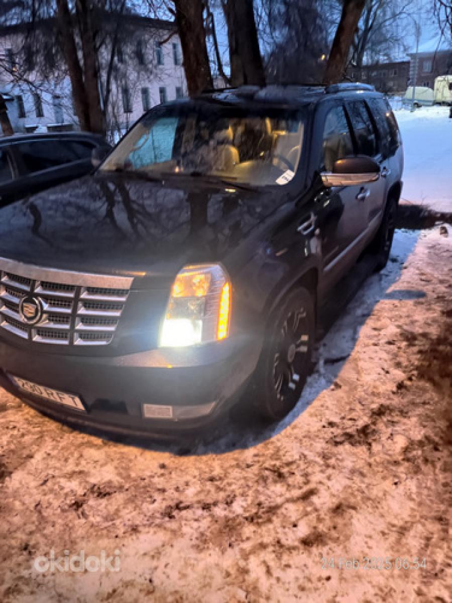 Melns Cadillac Escalade 2011 Narva, ar dzinēja tilpumu 6.20 L un nobraukumu 125 tūkst. km par 17500 €, foto 3 vietnē AUTOMOTO.COM.LV