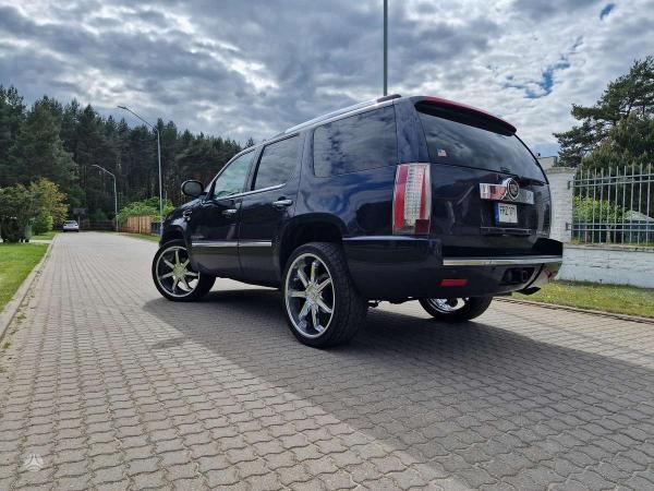 Blue Cadillac Escalade 2009 in Vilnius, with an engine capacity of 6.16 L and mileage of 227 thousand km for 8750 €, photo 2 on AUTOMOTO.COM.LV