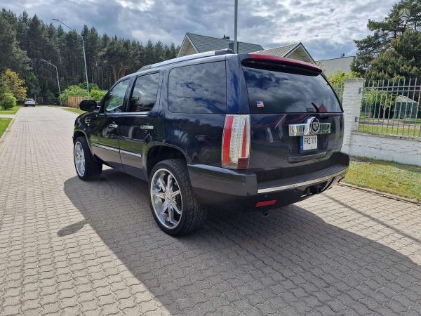 Blue Cadillac Escalade 2009 in Vilnius, with an engine capacity of 6.16 L and mileage of 227 thousand km for 8750 €, photo 9 on AUTOMOTO.COM.LV