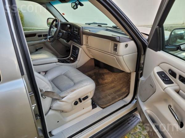Brūns Cadillac Escalade 2001 Rīga, ar dzinēja tilpumu 6.00 L un nobraukumu 266 tūkst. km par 5900 €, foto 11 vietnē AUTOMOTO.COM.LV