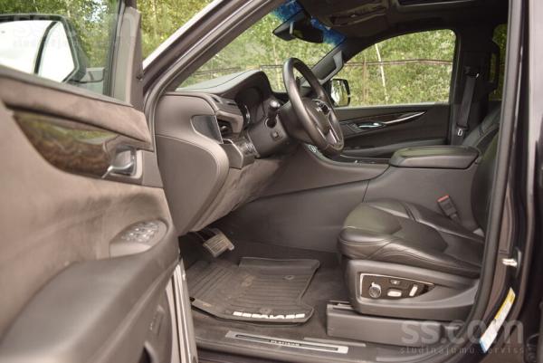Grey Cadillac Escalade 2016 in Riga, with an engine capacity of 6.20 L and mileage of 59 thousand km for 39000 €, photo 3 on AUTOMOTO.COM.LV